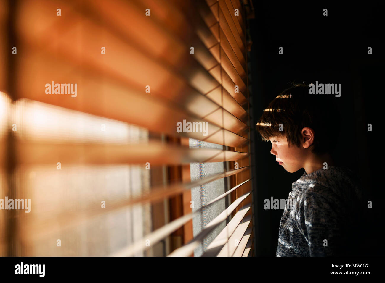 Child peeking window hi-res stock photography and images - Alamy