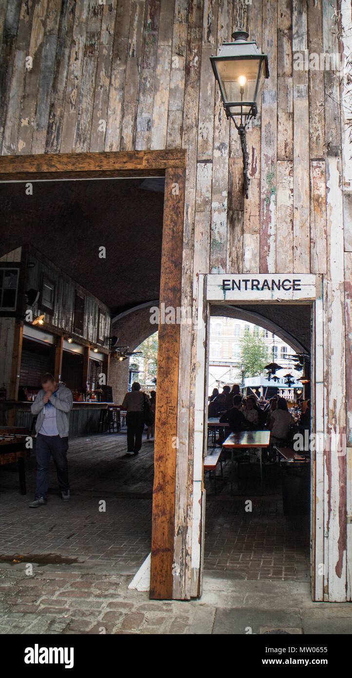 Flat iron square london hi-res stock photography and images - Alamy