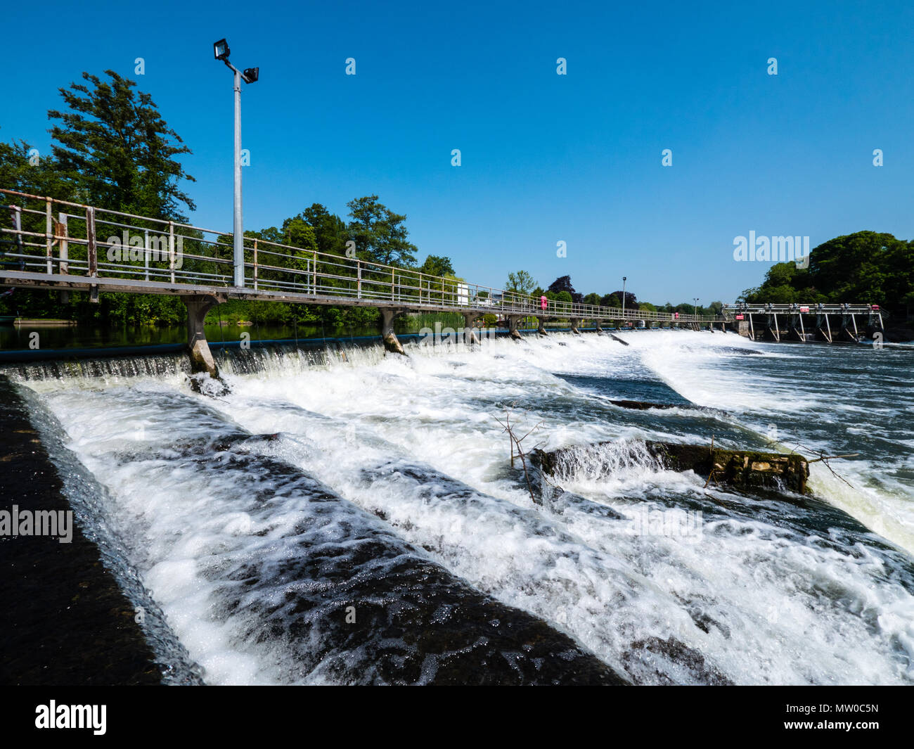 Boulters Weir at Boulters Lock, River Thames, Maidenhead, Berkshire ...