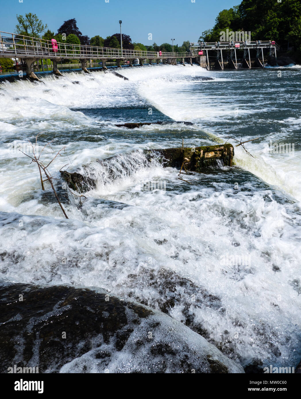 Boulters Weir at Boulters Lock, River Thames, Maidenhead, Berkshire ...