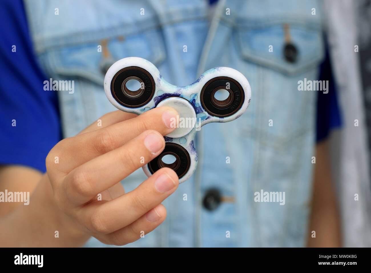 Light blue fidget spinner hi-res stock photography and images - Alamy
