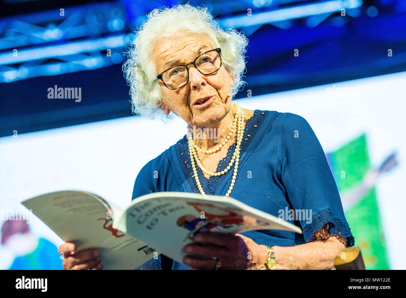 Judith kerr the tiger who came to tea hi-res stock photography and ...