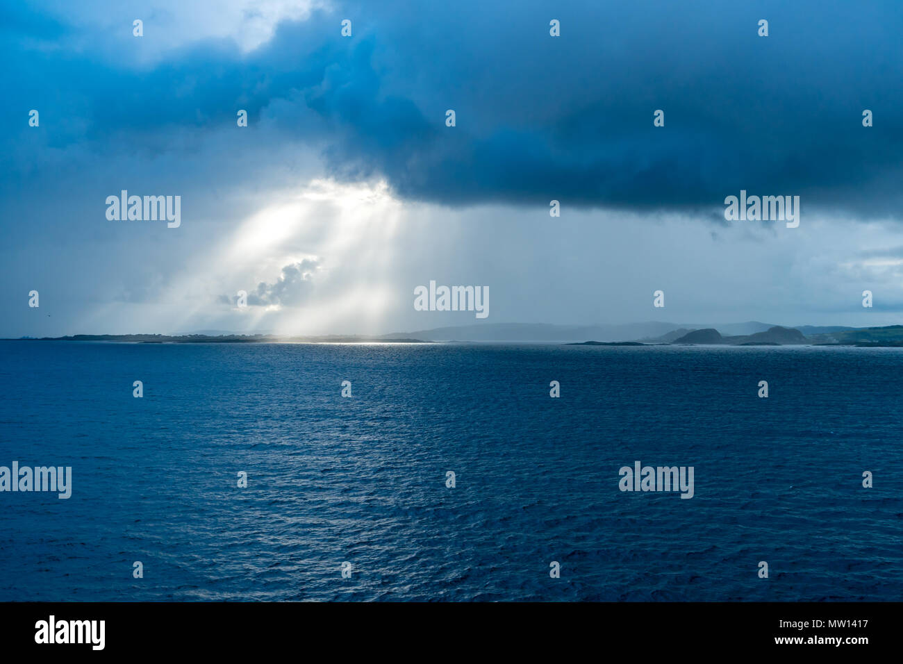 Sun rays shining on the sea hi-res stock photography and images - Alamy