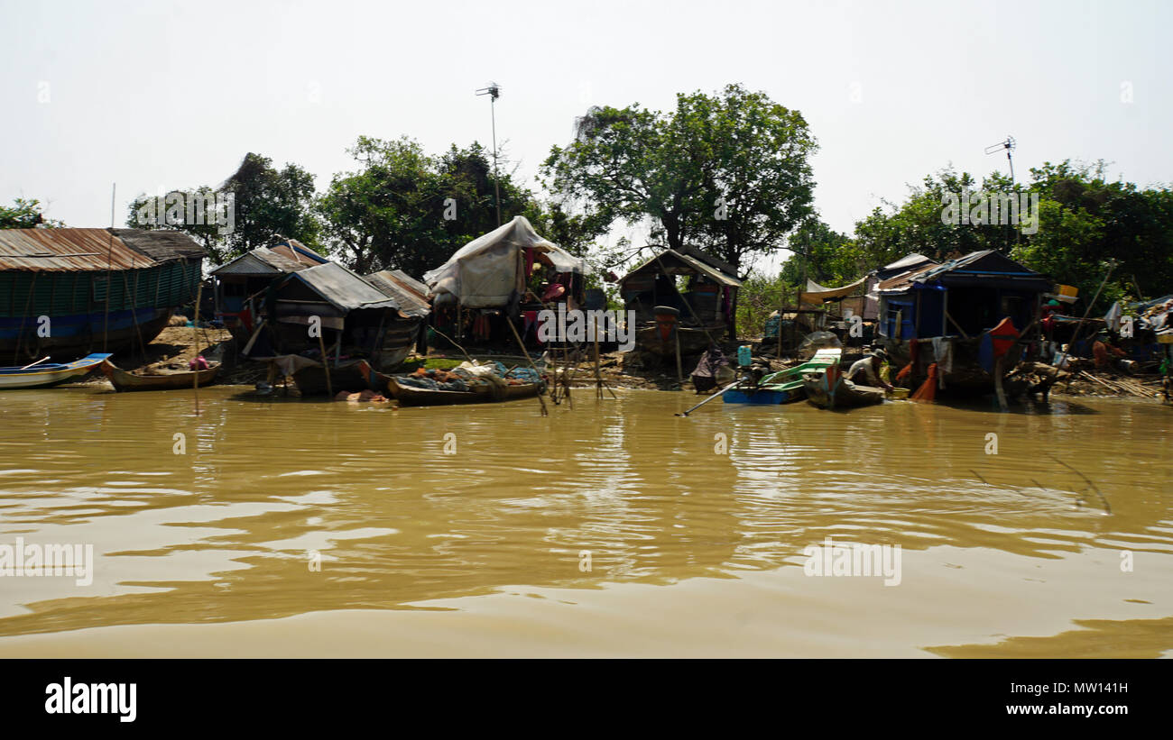 poor fishervillage on the tnle sap river in cambodia Stock Photo - Alamy