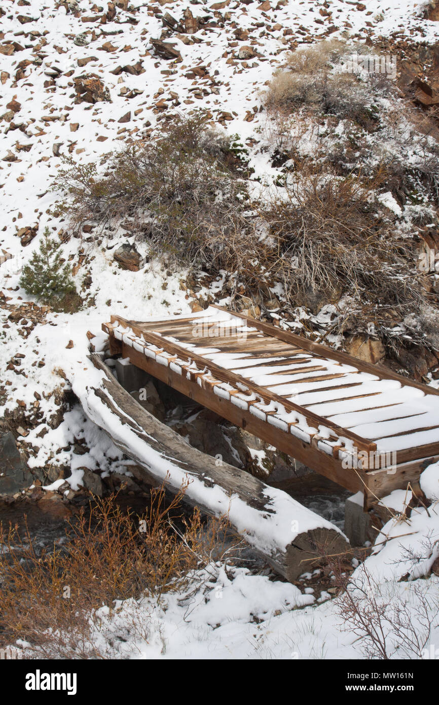 A bridge covered in snow in the Sierra Nevada Mountains Stock Photo - Alamy