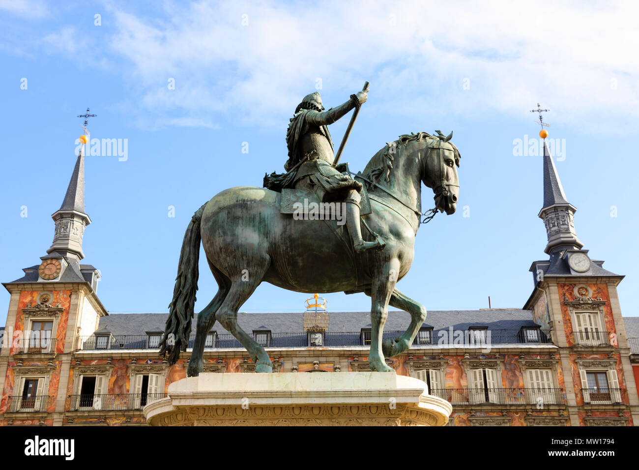 King statue madrid hi-res stock photography and images - Alamy
