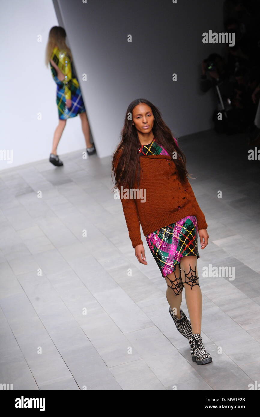 Full length model catwalk runway hi-res stock photography and images ...