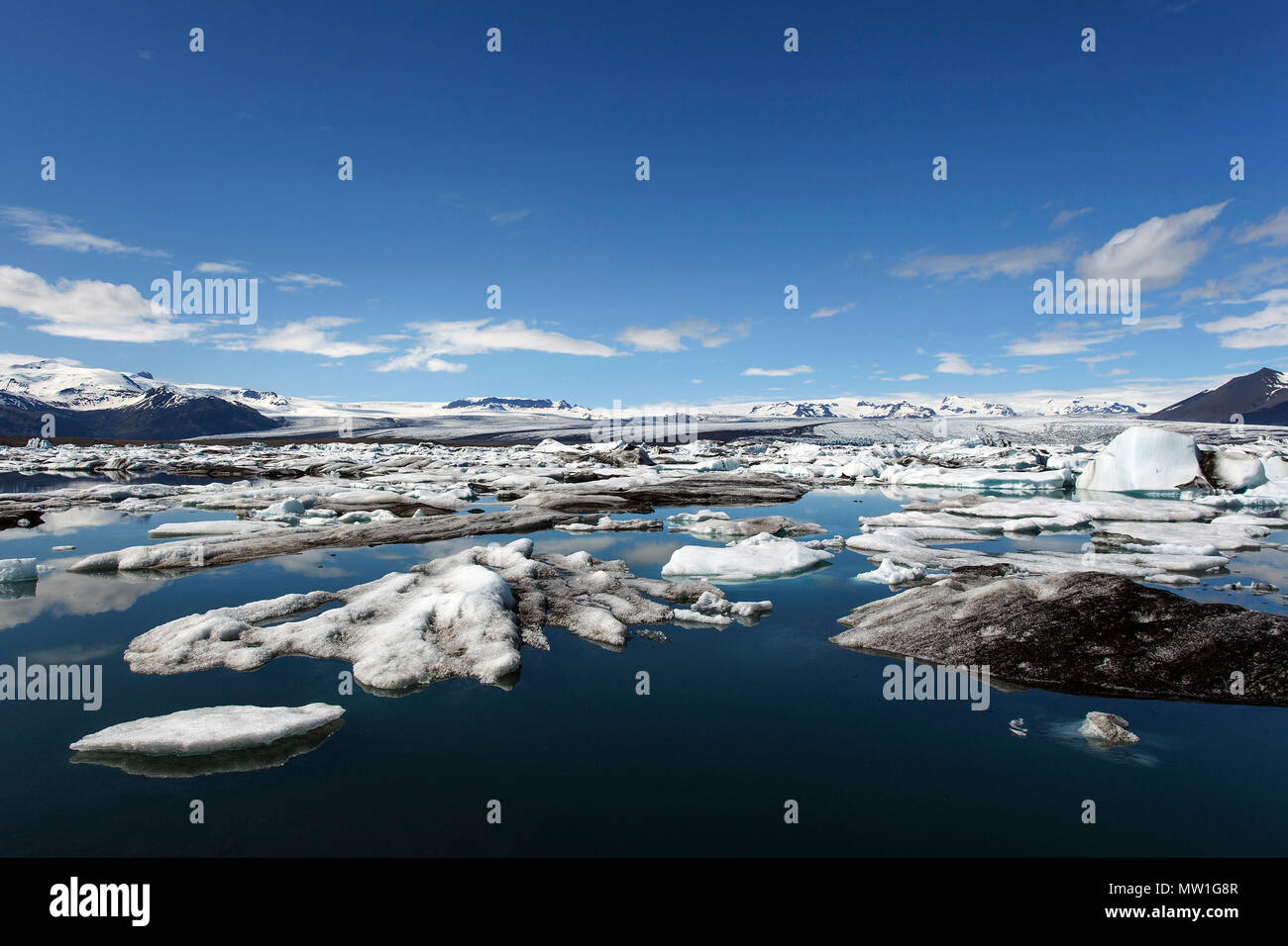 Small icebergs in glacial lake, glacier lagoon Jökulsárlón, in the back ...