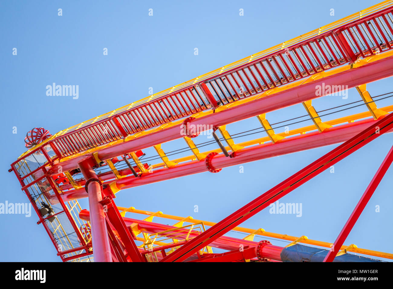 Red metal beams hi-res stock photography and images - Alamy