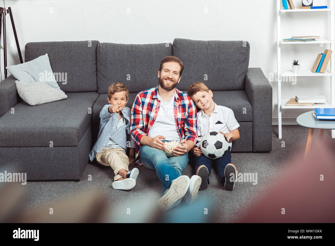 Children eating popcorn hi-res stock photography and images - Alamy