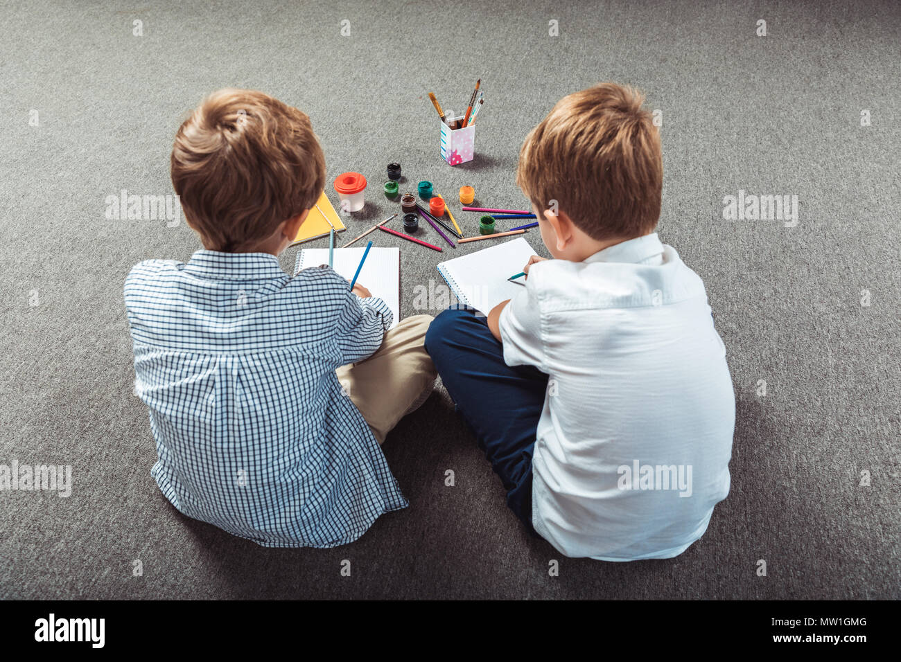 Boys drawing hi-res stock photography and images - Alamy