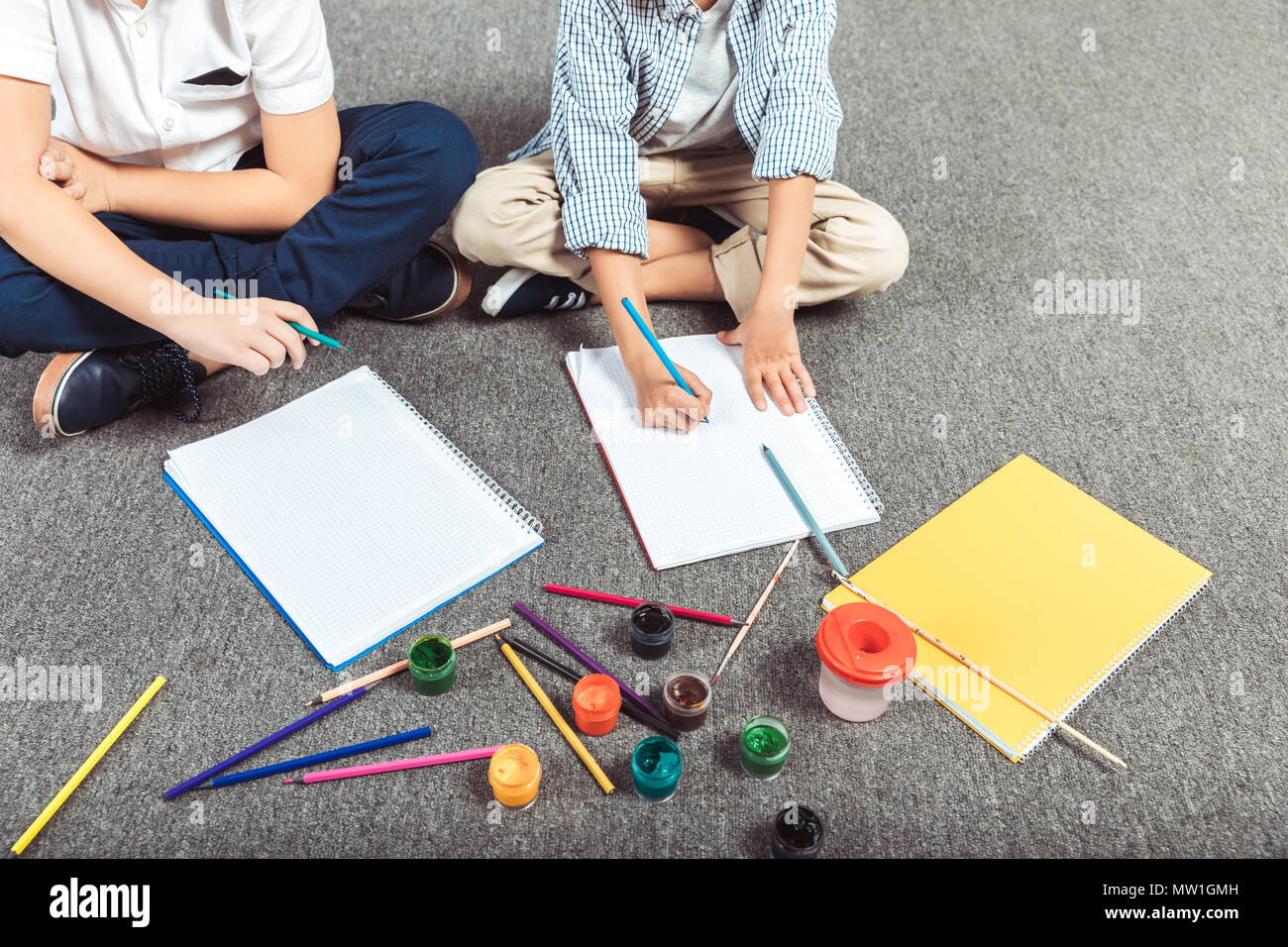 Boys drawing hi-res stock photography and images - Alamy