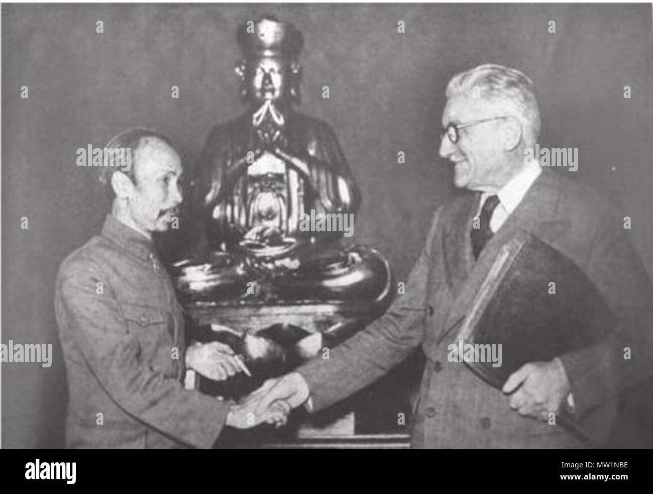 . English: Ho Chi Minh and Marius Moutet shaking hands after signing ...