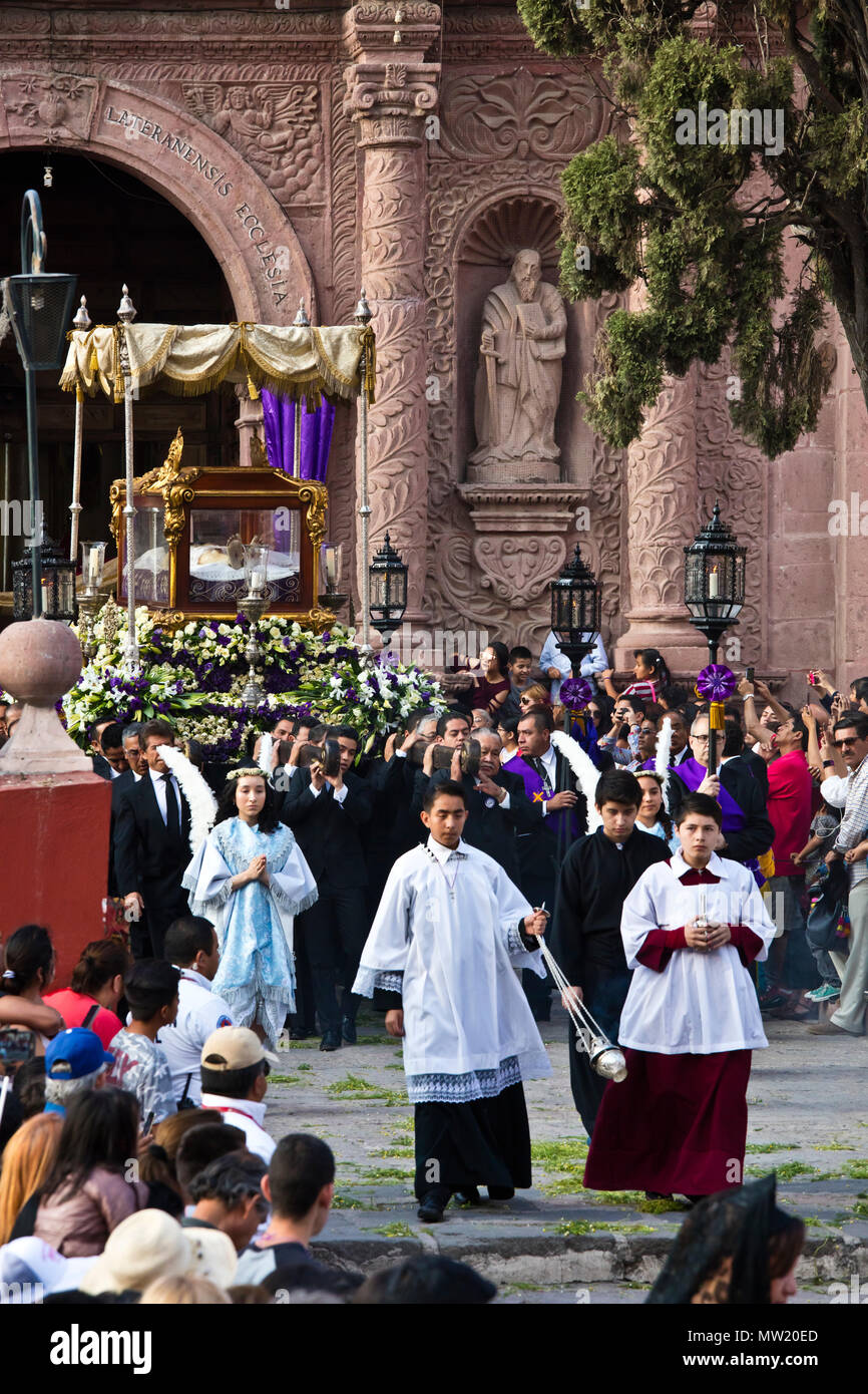 Mexican men carry a statue of JESUS IN A COFFIN in the Good Friday ...