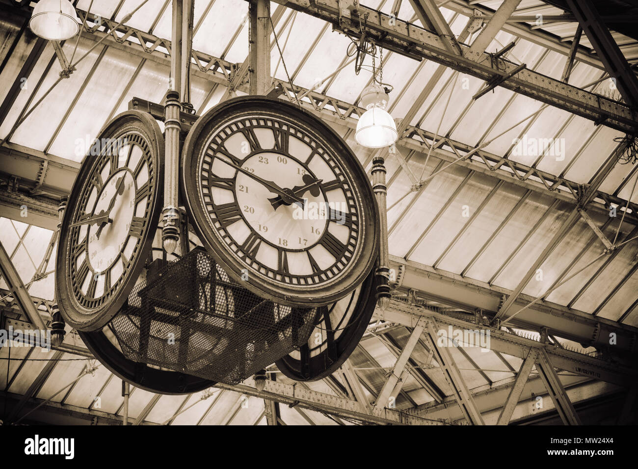 Waterloo Station, Clock, London, England Stock Photo - Alamy