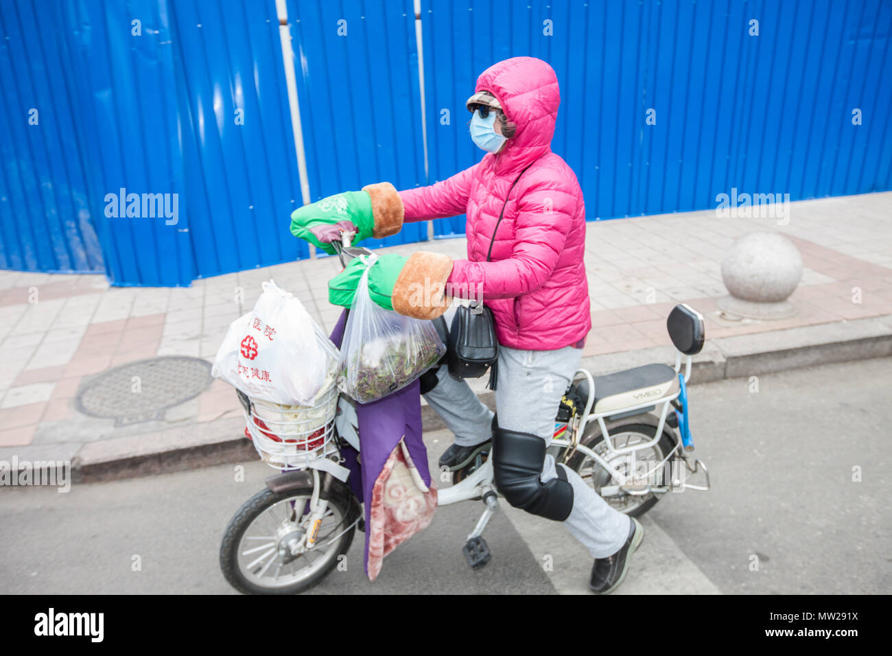 China pollution mask hi-res stock photography and images - Alamy