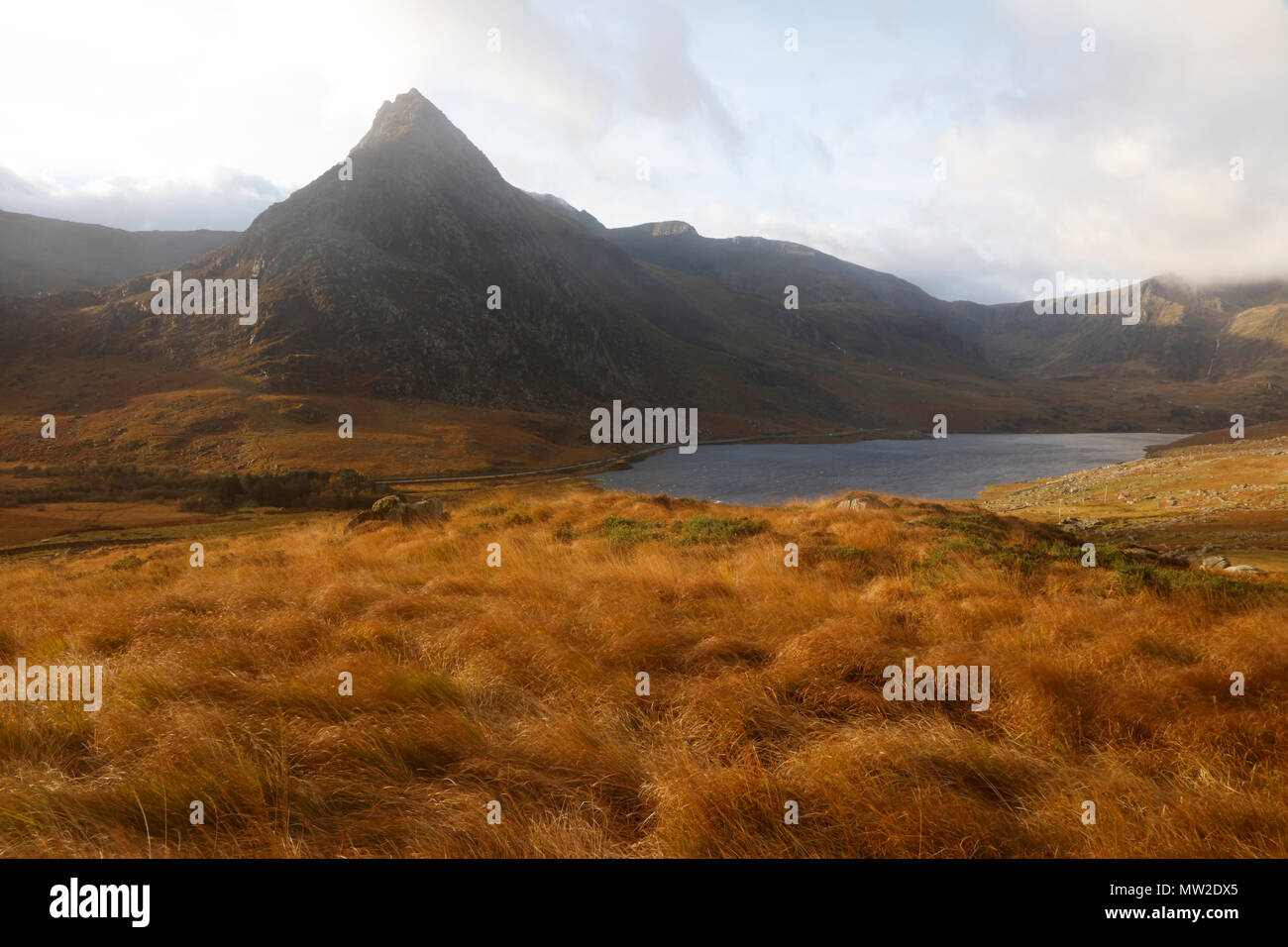 Tryfan and Lyn Ogwen in the Glyderau range of mountains in Snowdonia ...
