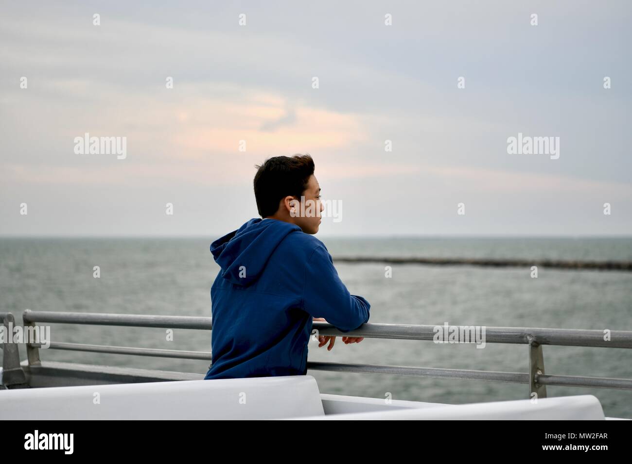 Looking over boat rails hi-res stock photography and images - Alamy