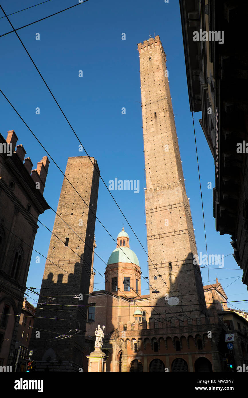 Italy, Emilia-Romagna: the Asinelli and Garisenda towers Stock Photo ...