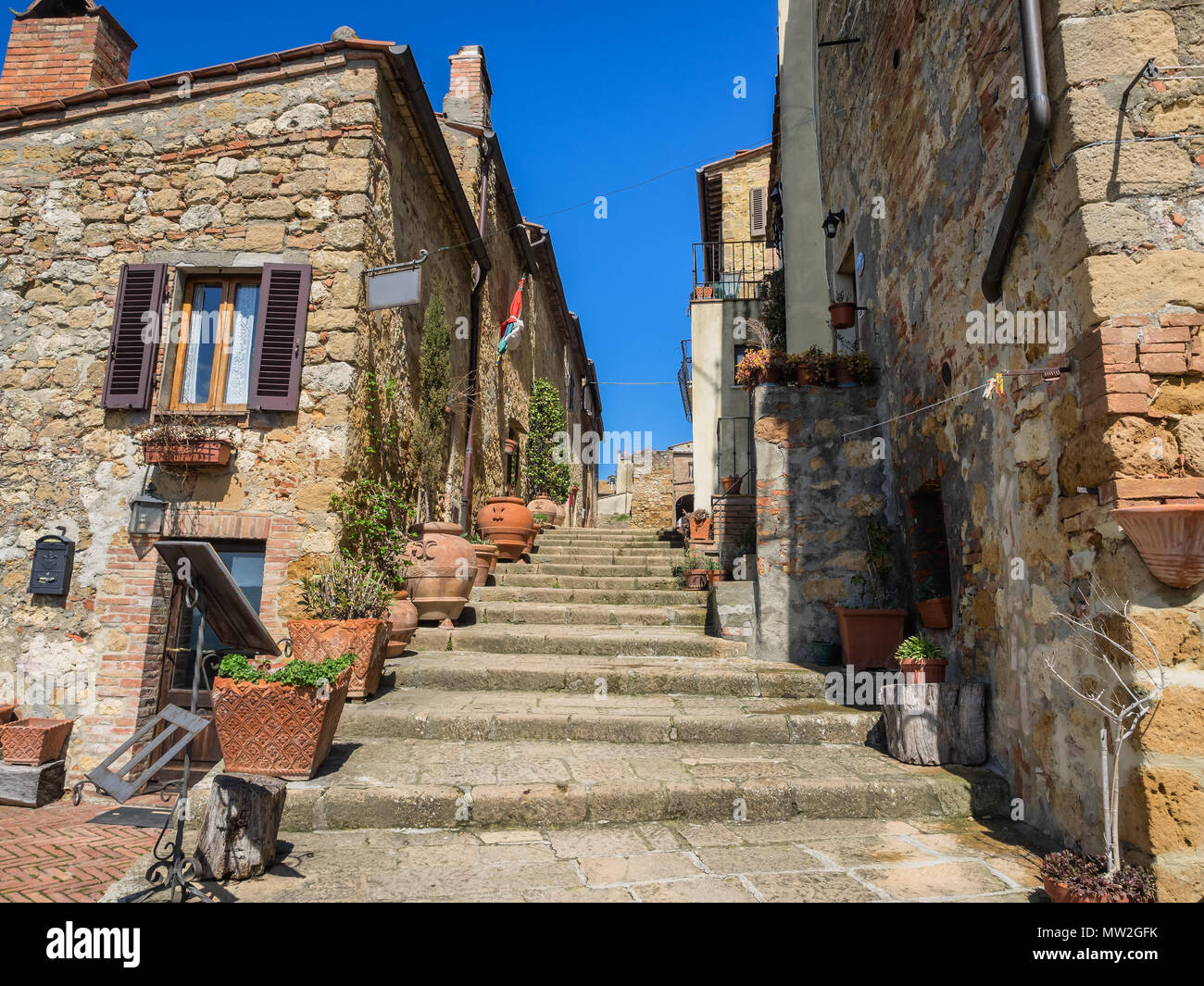 Old street scene in tuscan village hi-res stock photography and images ...