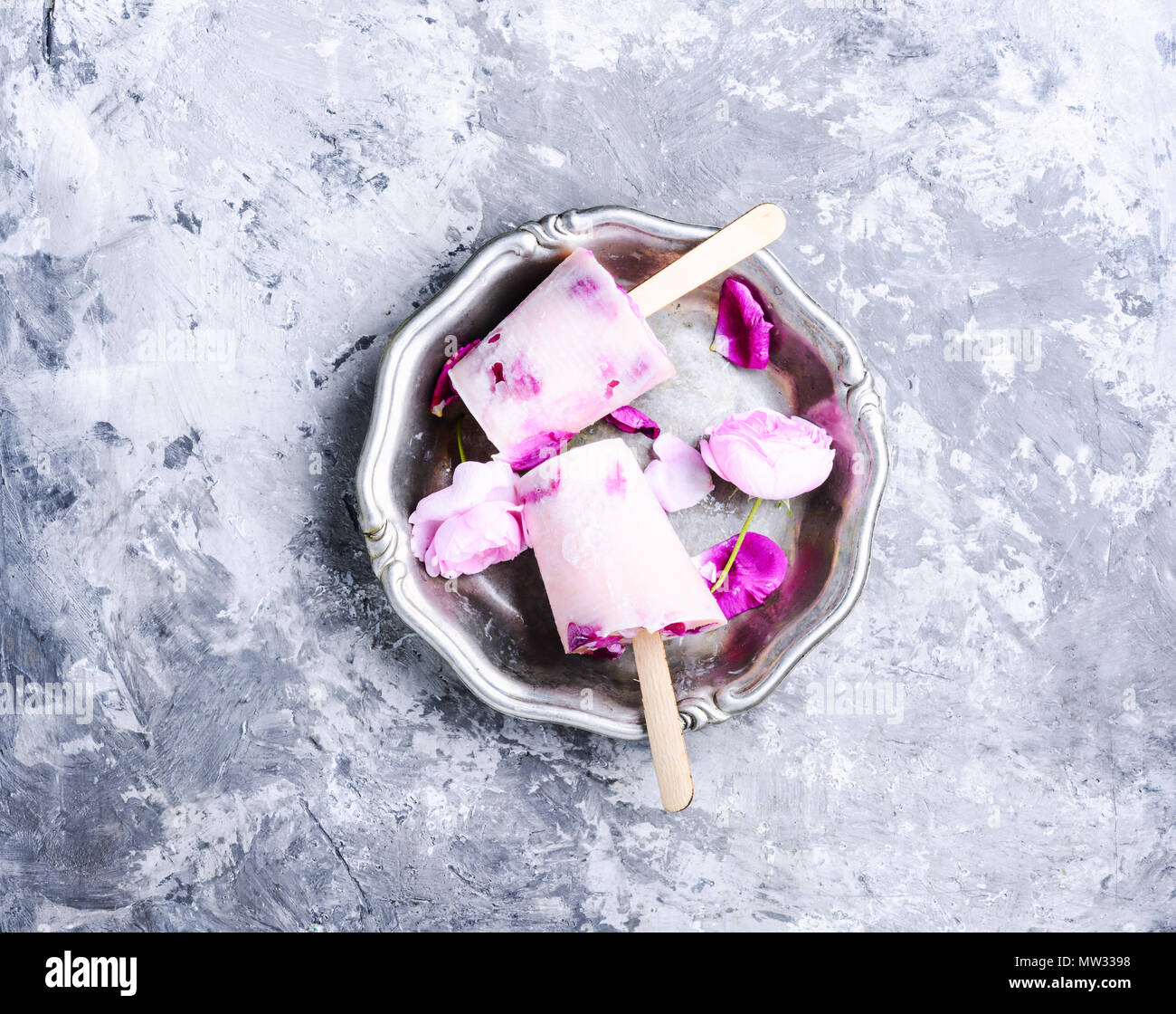 Summer vanilla ice cream with fresh rose flowers Stock Photo - Alamy