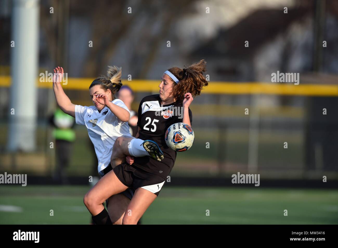 Female soccer players collide hi-res stock photography and images - Alamy