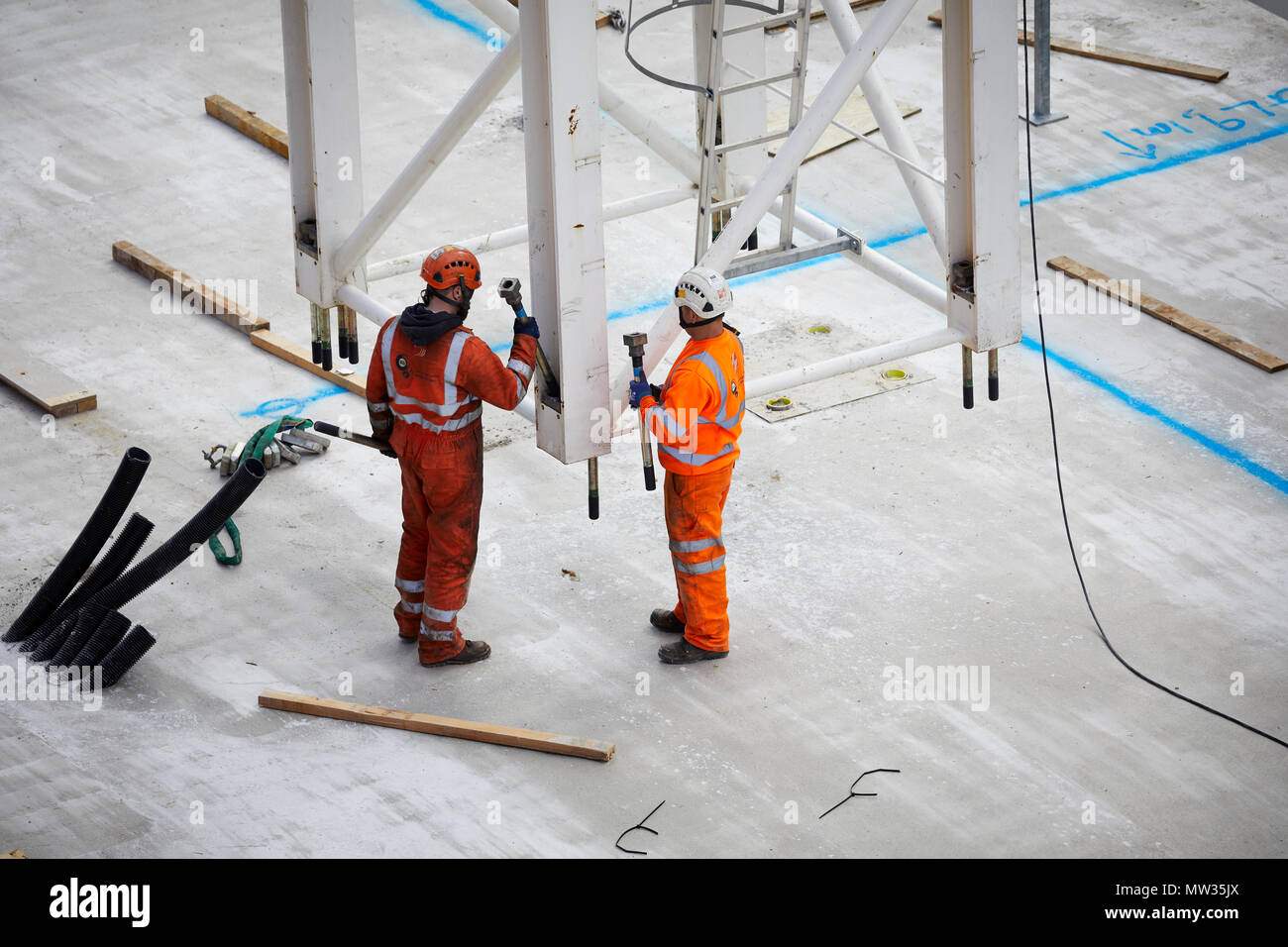 Construction workers uk hi-res stock photography and images - Alamy