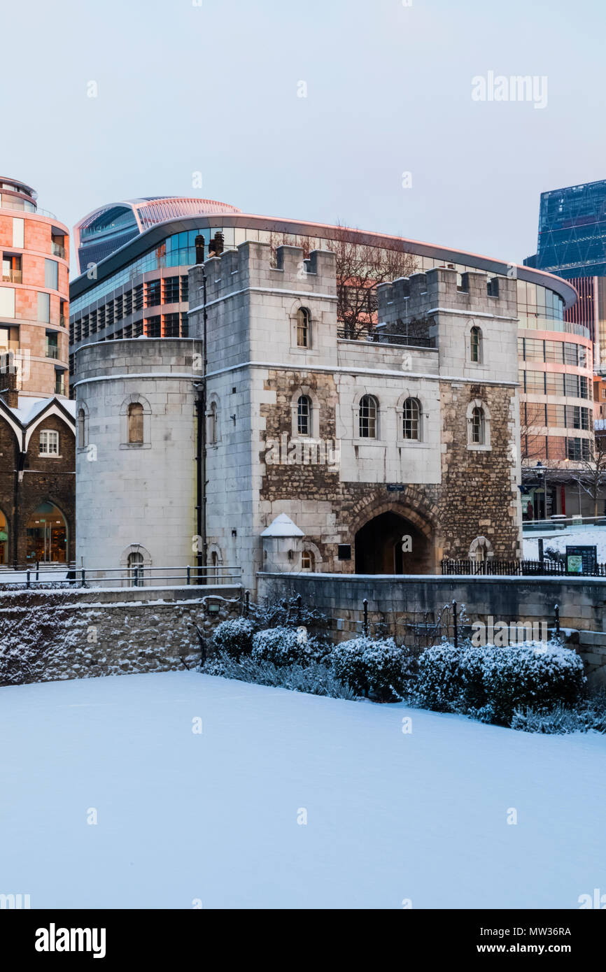 England, London, Tower of London, The Middle Tower Entrance Gate Stock ...