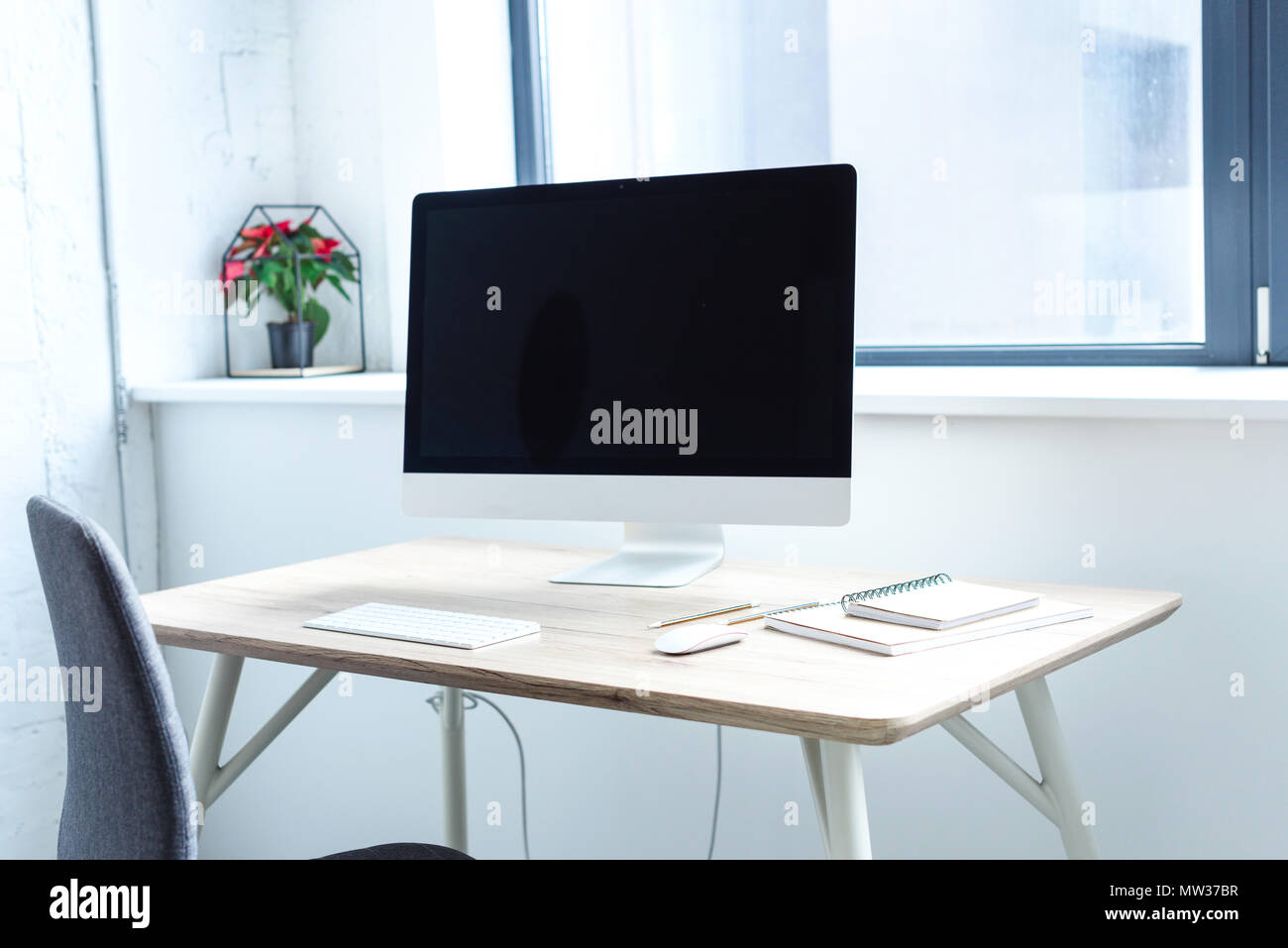 Blank screen of computer on working table Stock Photo - Alamy