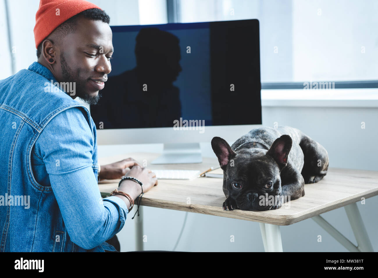 Bored dog office hi-res stock photography and images - Alamy