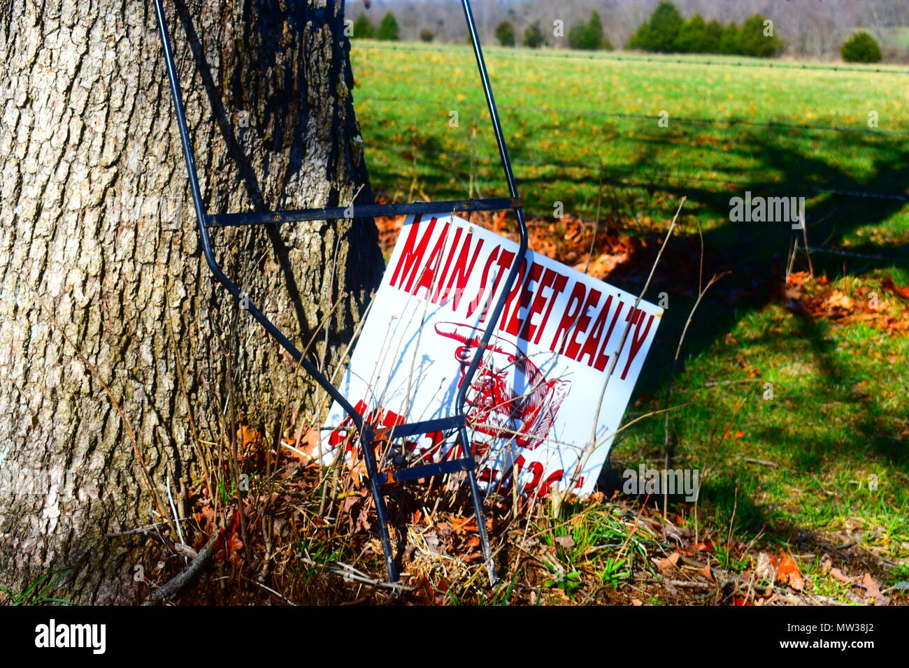 Fallen sign letters hi-res stock photography and images - Alamy