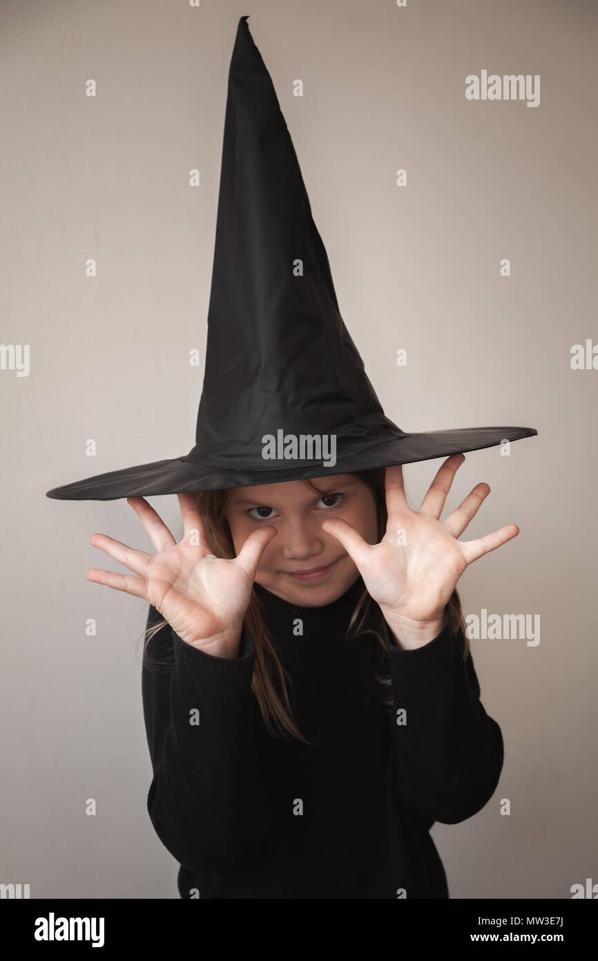 Witch hands fingers hi-res stock photography and images - Alamy