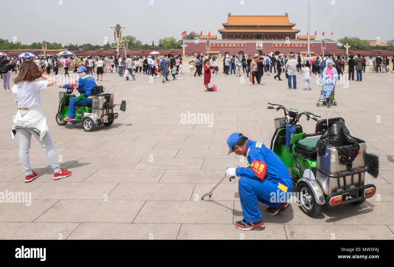 Staff,cleaning,clean,litter,Tiananmen,Square,centre,of,Beijing,Peking ...