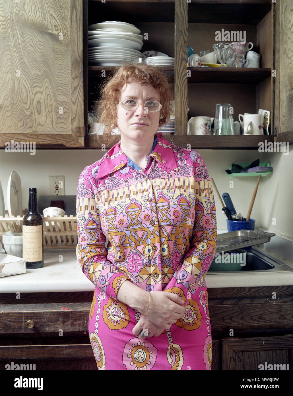 Stern woman kitchen hi-res stock photography and images - Alamy