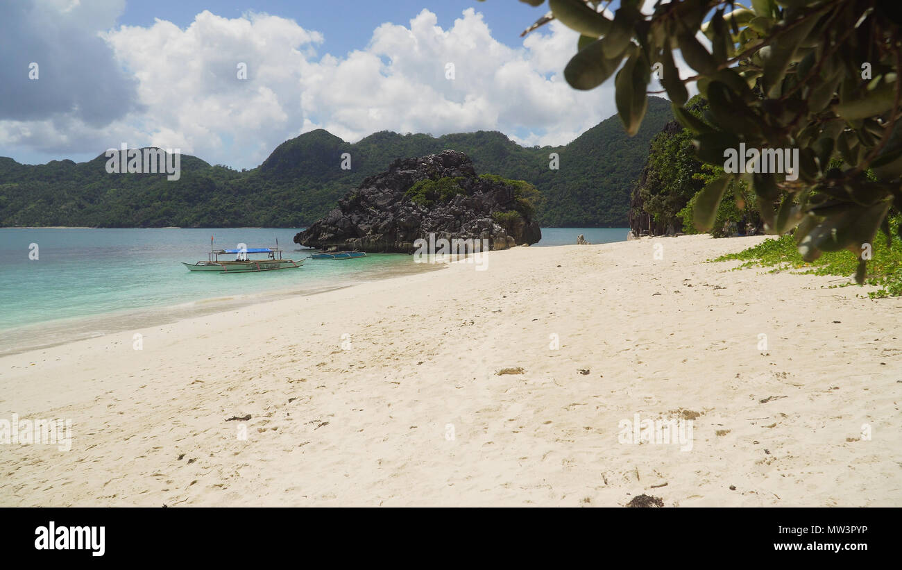 Sand beach and turquoise water, Matukad island, Caramoan, Philippines ...