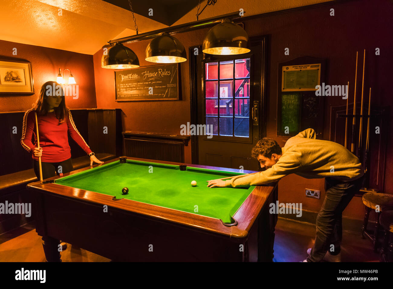 English pool table hi-res stock photography and images - Alamy