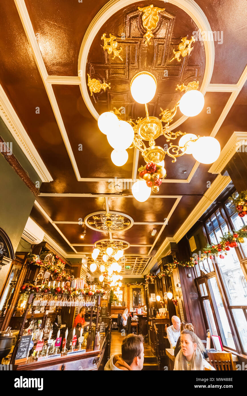 Wellington pub london hi-res stock photography and images - Alamy