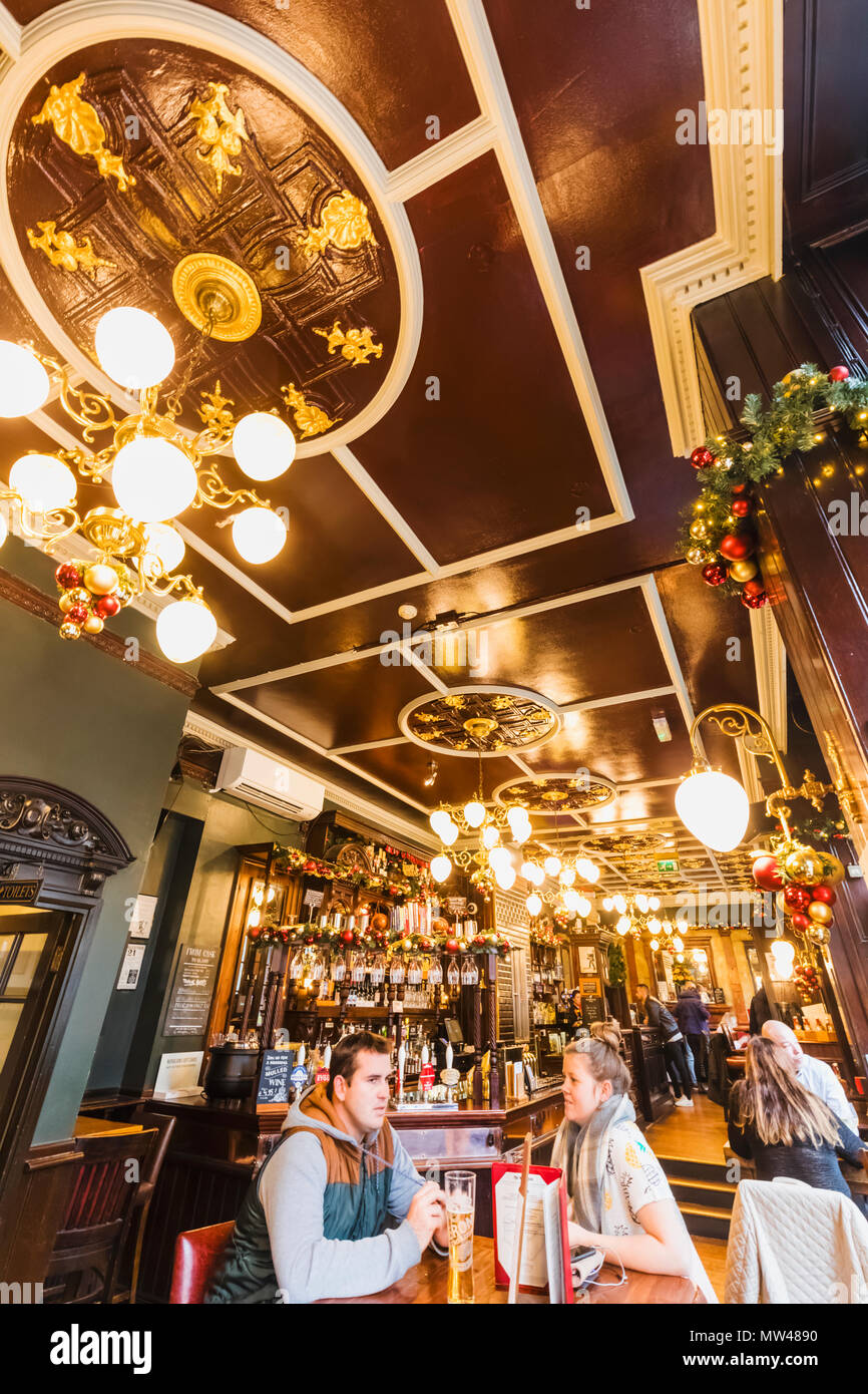 Wellington pub london hi-res stock photography and images - Alamy