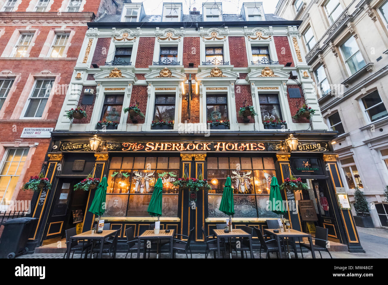 Sherlock holmes pub at night hi-res stock photography and images - Alamy