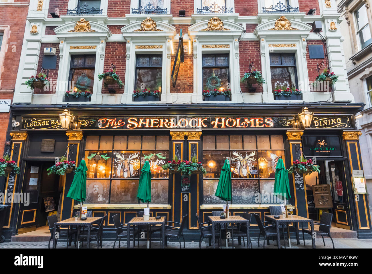 Sherlock holmes pub at night hi-res stock photography and images - Alamy