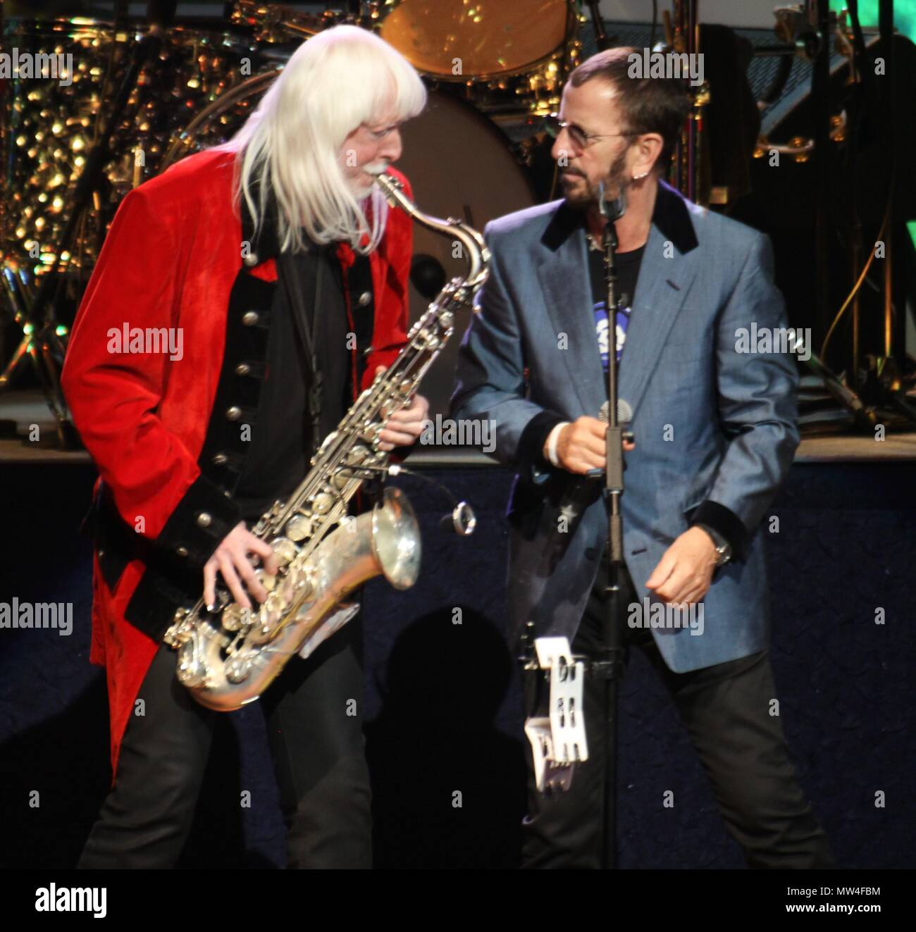 Beatles crowd 60s hi-res stock photography and images - Alamy