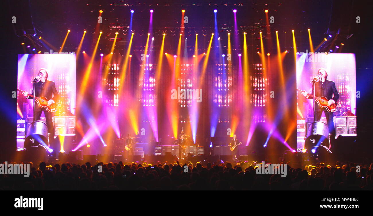 Paul mccartney concert photos hi-res stock photography and images - Alamy