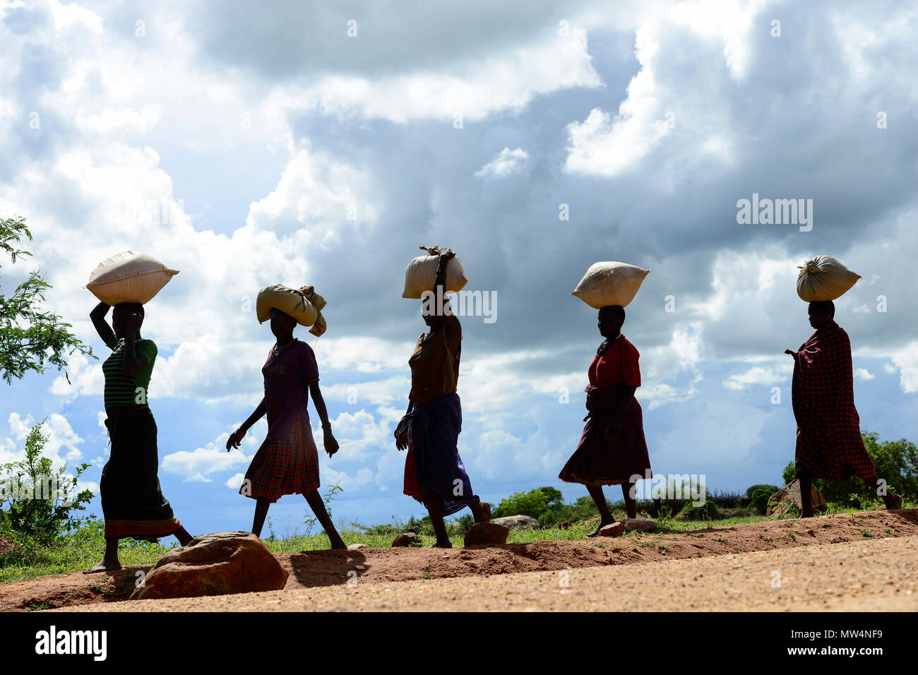 African woman carry load on the head hi-res stock photography and ...