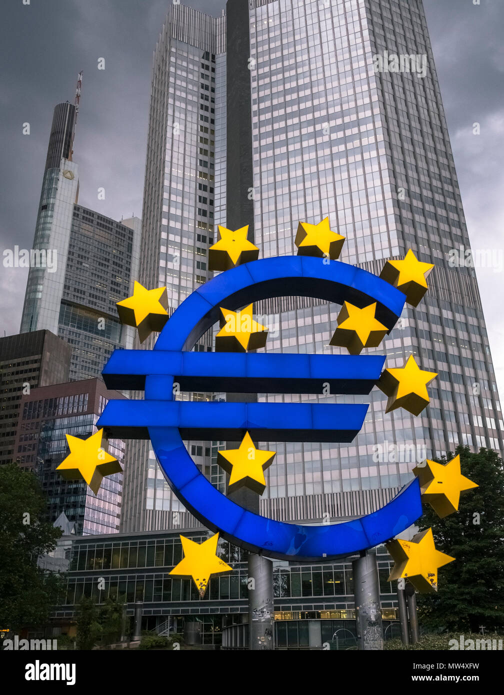 Euro sculpture hi-res stock photography and images - Alamy