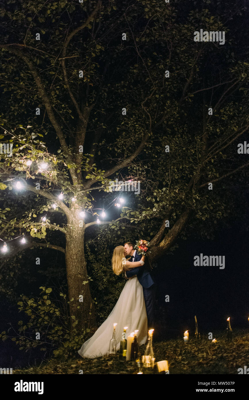 Couple kissing night outside hi-res stock photography and images - Alamy