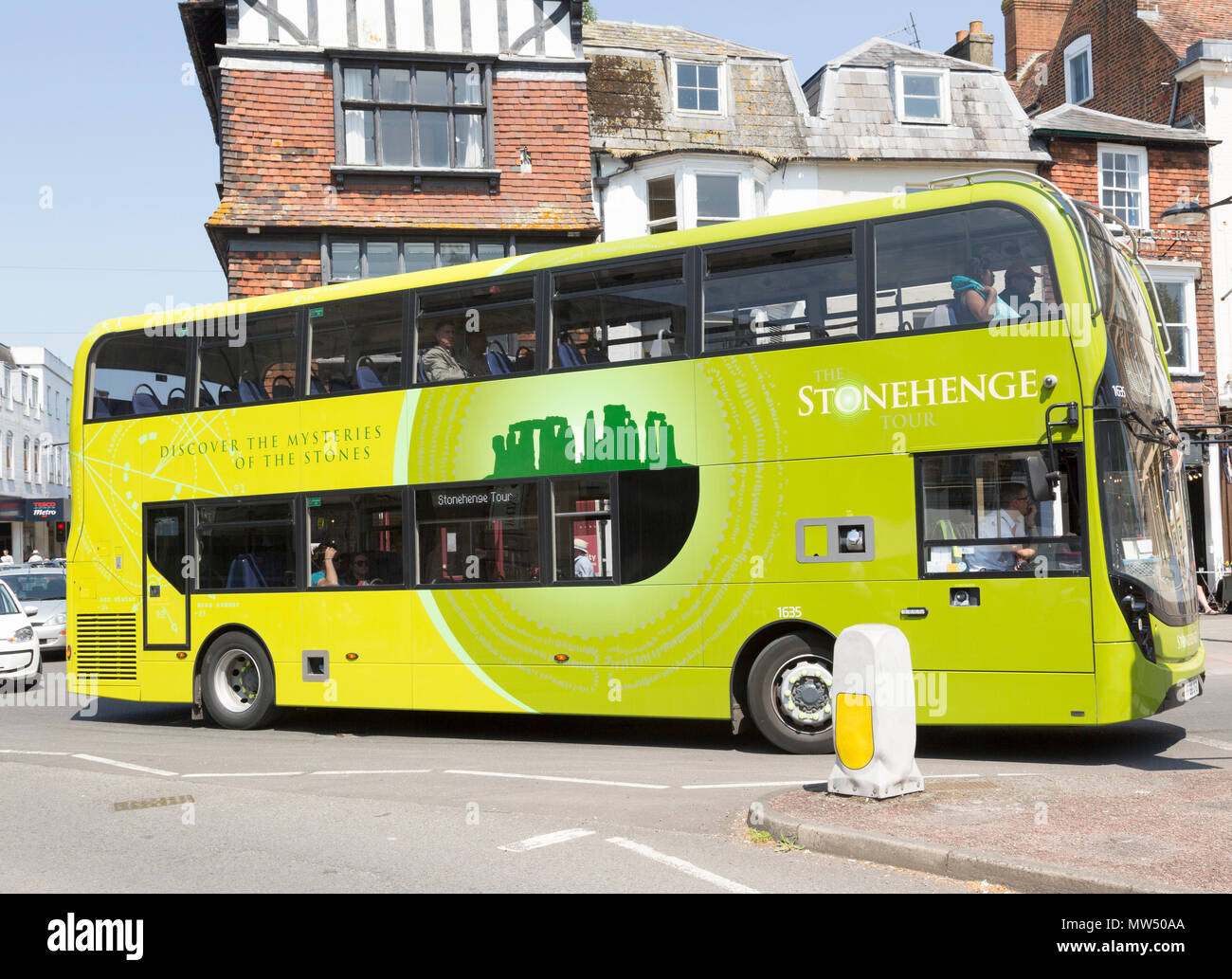 Stonehenge tour bus hi-res stock photography and images - Alamy