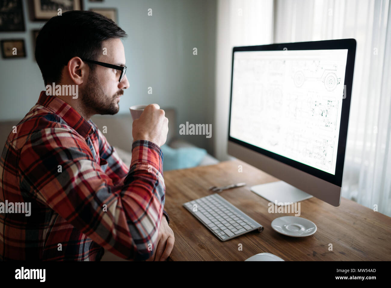 Freelance graphic designer hi-res stock photography and images - Alamy