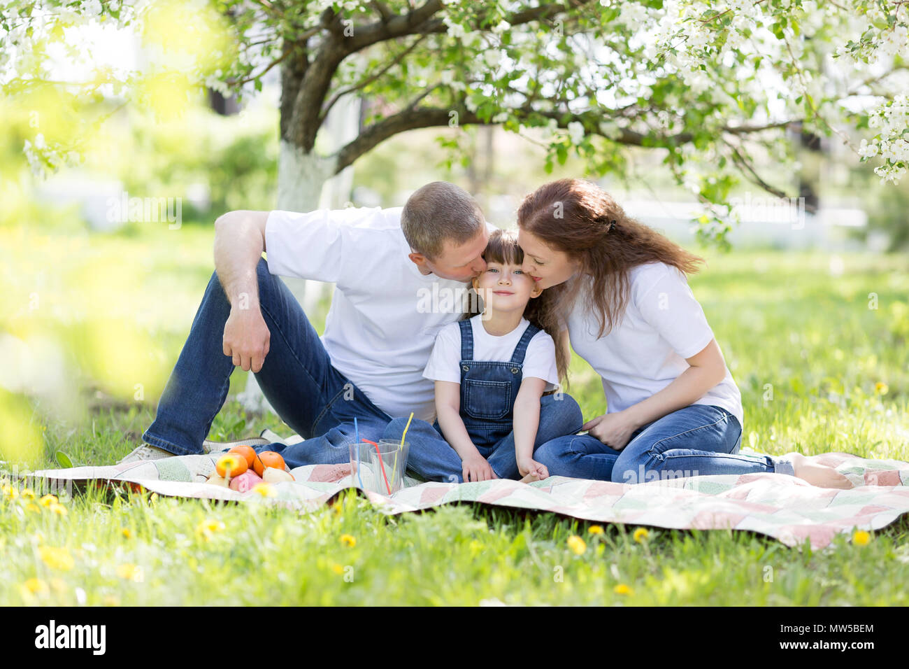 Three children sitting under tree hi-res stock photography and images ...