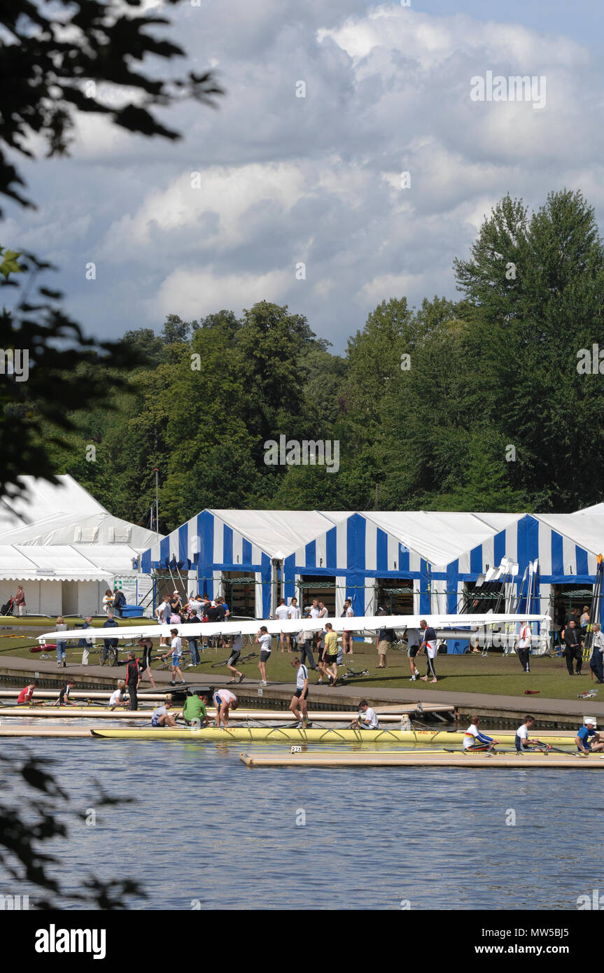 Lawn and pontoons henley reach hi-res stock photography and images - Alamy