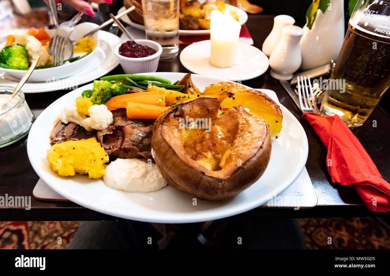 Roast beef and yorkshire pud pudding hi-res stock photography and ...
